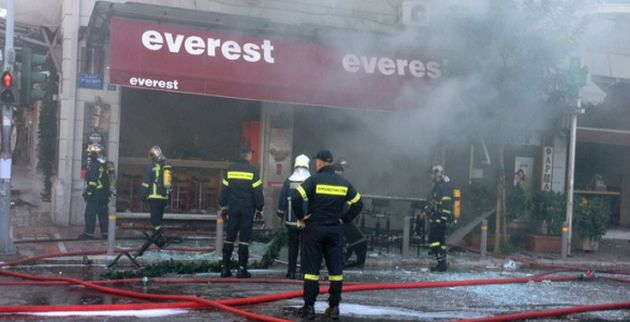 Ισχυρή έκρηξη στα Everest στην πλατεία Βικτωρίας. Νεκρή η λογίστρια