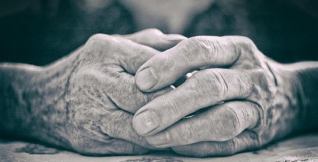 Στραγγάλισε τον γείτονά του και έμεινε δίπλα του επί μιάμιση ώρα