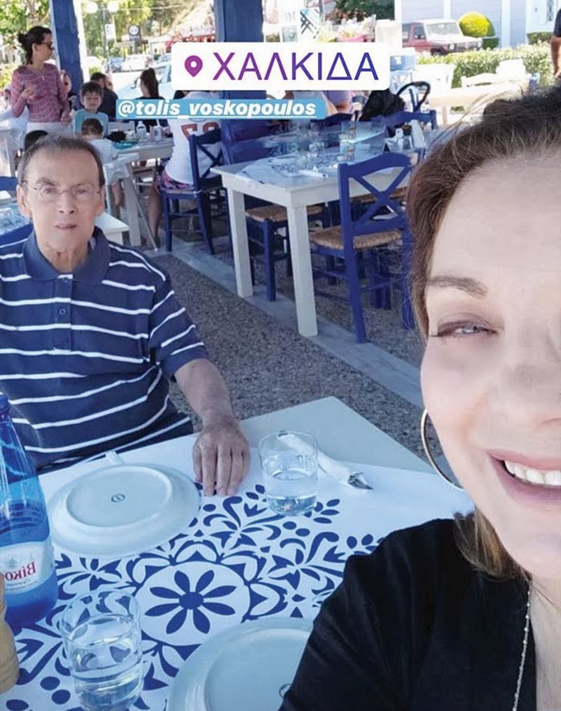 Αγνώριστος ο Τόλης Βοσκόπουλος! Αδυνατισμένος σε ταβέρνα μαζί με την ...
