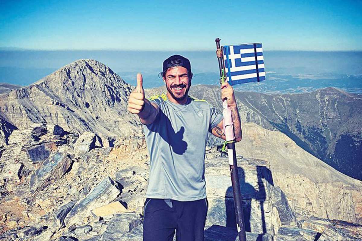 Ο Ακης Πετρετζίκης ανέβηκε με τους φίλους του (και φέτος) στο βουνό των ...