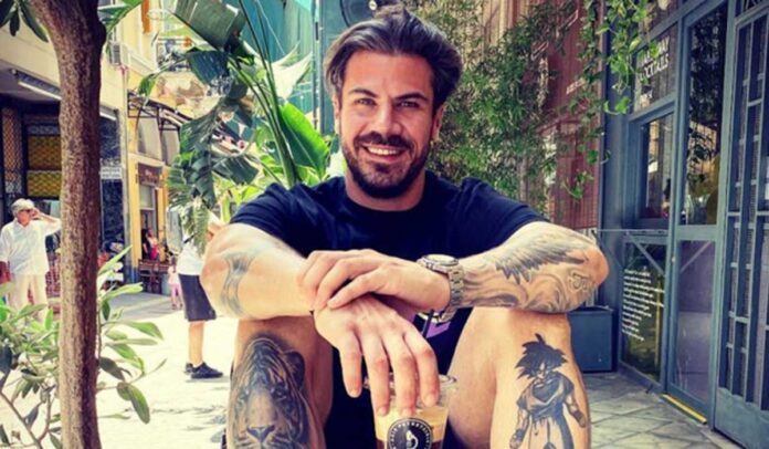 Άκης Πετρετζίκης: Το Χριστουγεννιάτικο δέντρο που στόλισε για φέτος