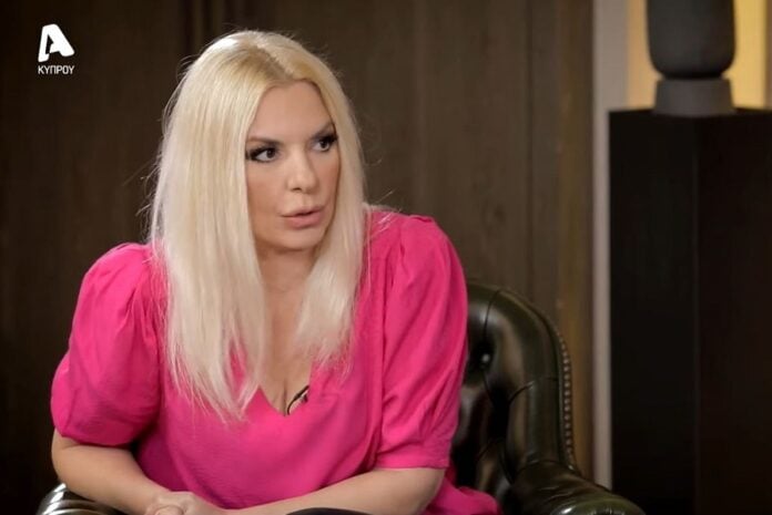 Η Αννίτα Πάνια ποζάρει με μπικίνι ενώ απολαμβάνει την ηλιοθεραπεία της