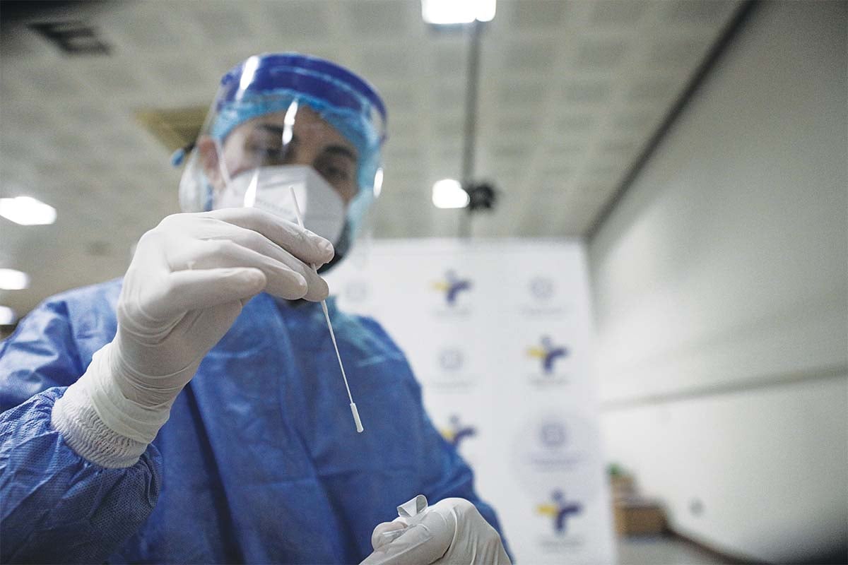 «Καμπανάκι» των ειδικών για τις επαναλοιμώξεις από Covid