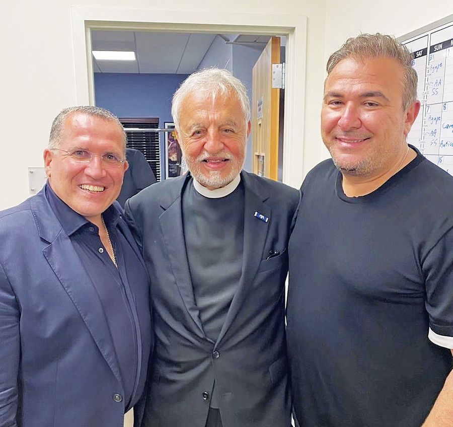 Η εμφάνιση του Αντώνη Ρέμου για χάρη του father Alex στα Χάμπτονς