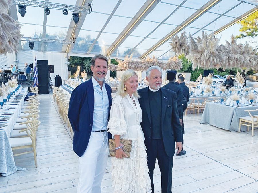 Η εμφάνιση του Αντώνη Ρέμου για χάρη του father Alex στα Χάμπτονς