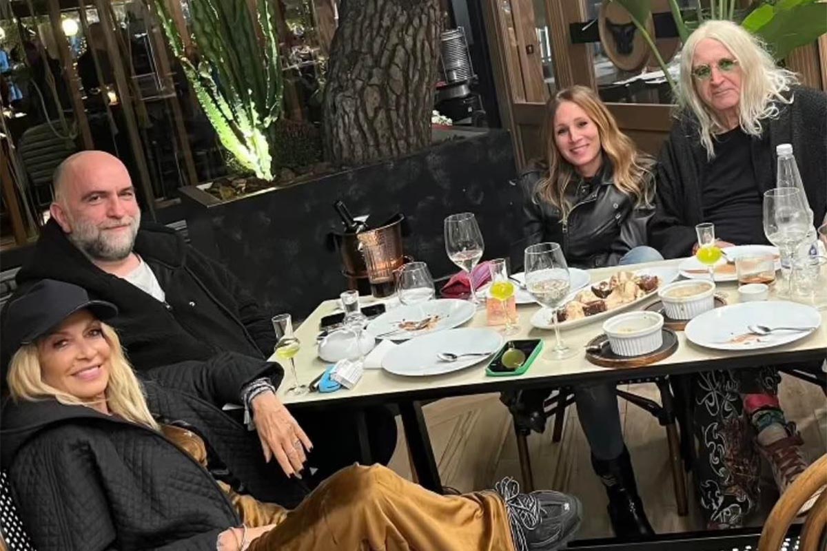 Η Άννα Βίσση βγήκε για καφέ με τον Νίκο Καρβέλα και τη σύντροφό του