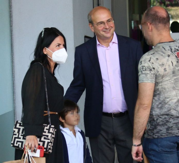 Ο Κωστής Χατζηδάκης για ψώνια με την οικογένειά του στο Μαρούσι