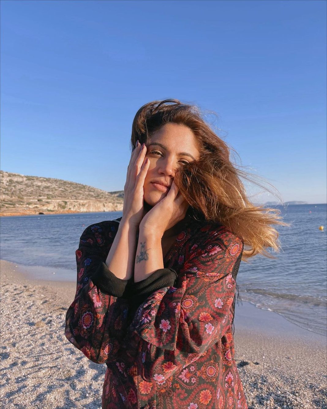 Η βόλτα της εγκυμονούσας Μαίρης Συνατσάκη στην παραλία
