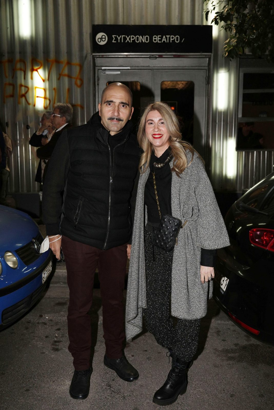 Χεράκι χεράκι με τη σύζυγό του σε θεατρική πρεμιέρα γνωστός ηθοποιός
