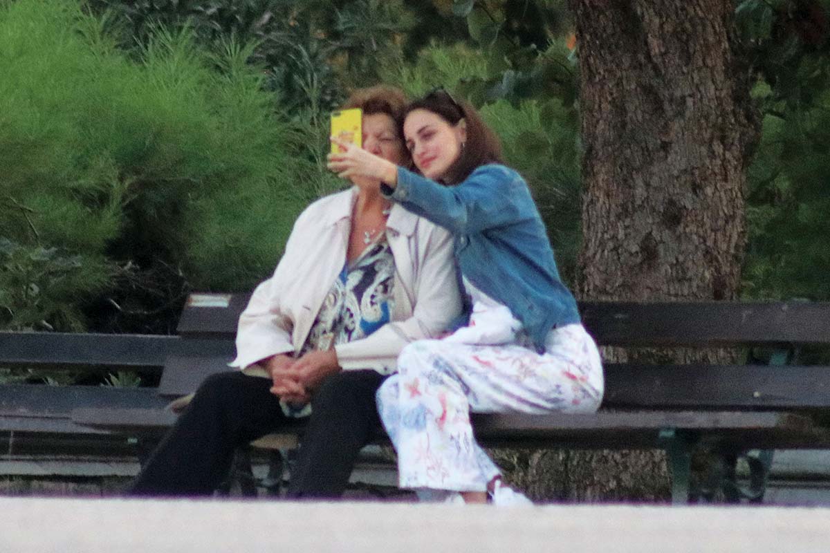 Μαθήματα selfie στη γιαγιά από την κόρη του Τόλη Βοσκόπουλου