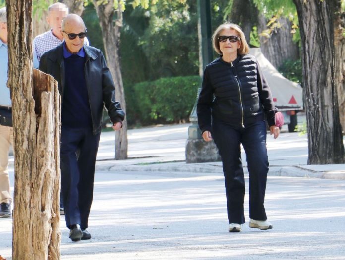 Εντοπιίσαμε το ζεύγος Σημίτη να κάνει τον περίπατό του στο Ζάππειο