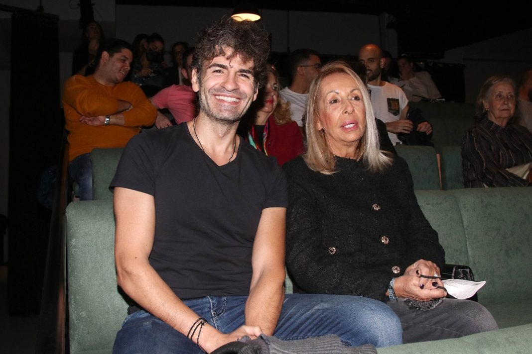 Βραδινή έξοδος με τη μητέρα του έκανε Έλληνας πρωταγωνιστής