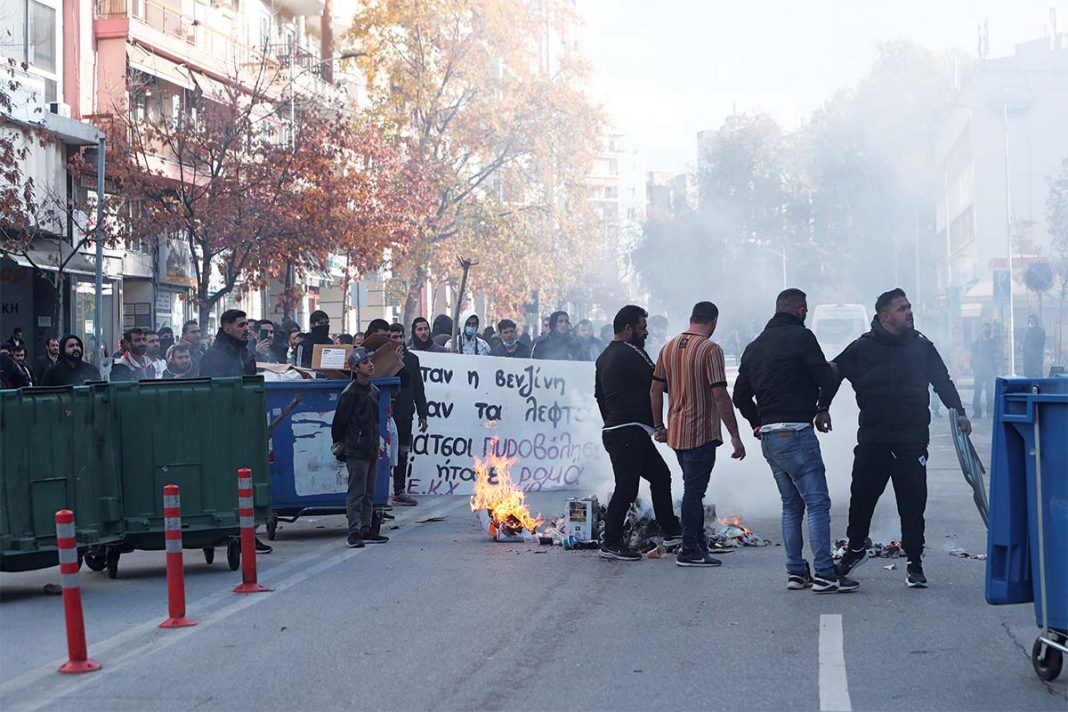 Σκηνές χάους, οδομαχίες και καραμπίνες προς αστυνομικούς από ...
