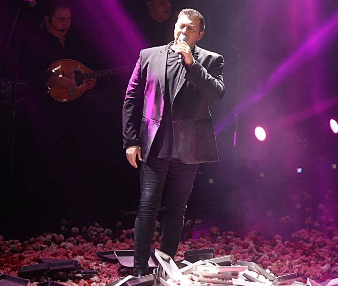 Ο Νίκος Μακρόπουλος «ξαναχτυπά» με νέο ζεϊμπέκικο