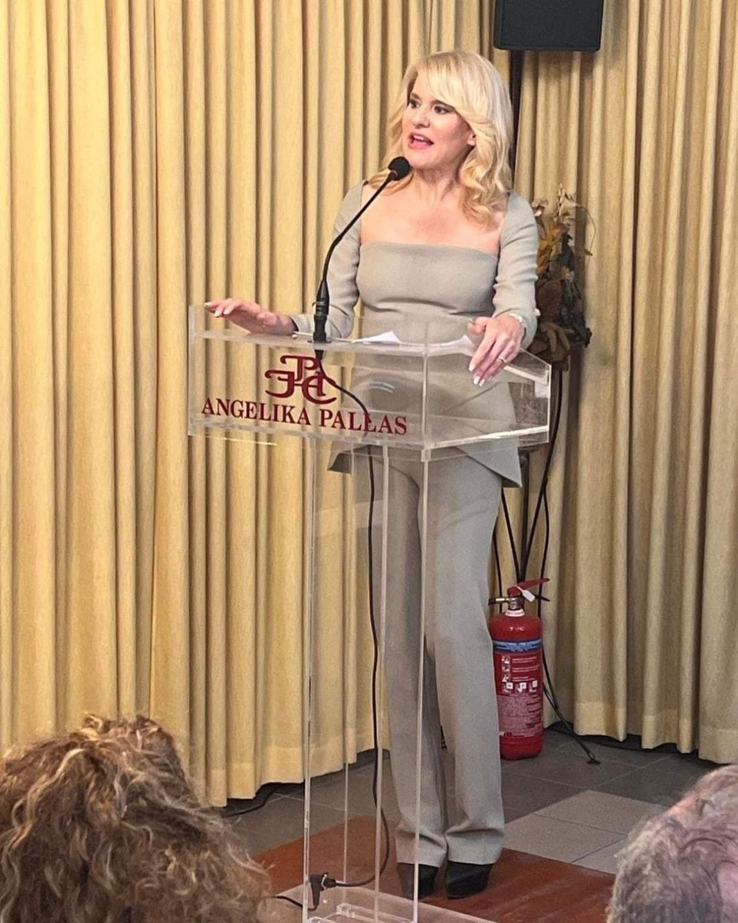 Τζάκρη family για «My style Rocks» - Το μοδάτο dress code της βουλευτού ...
