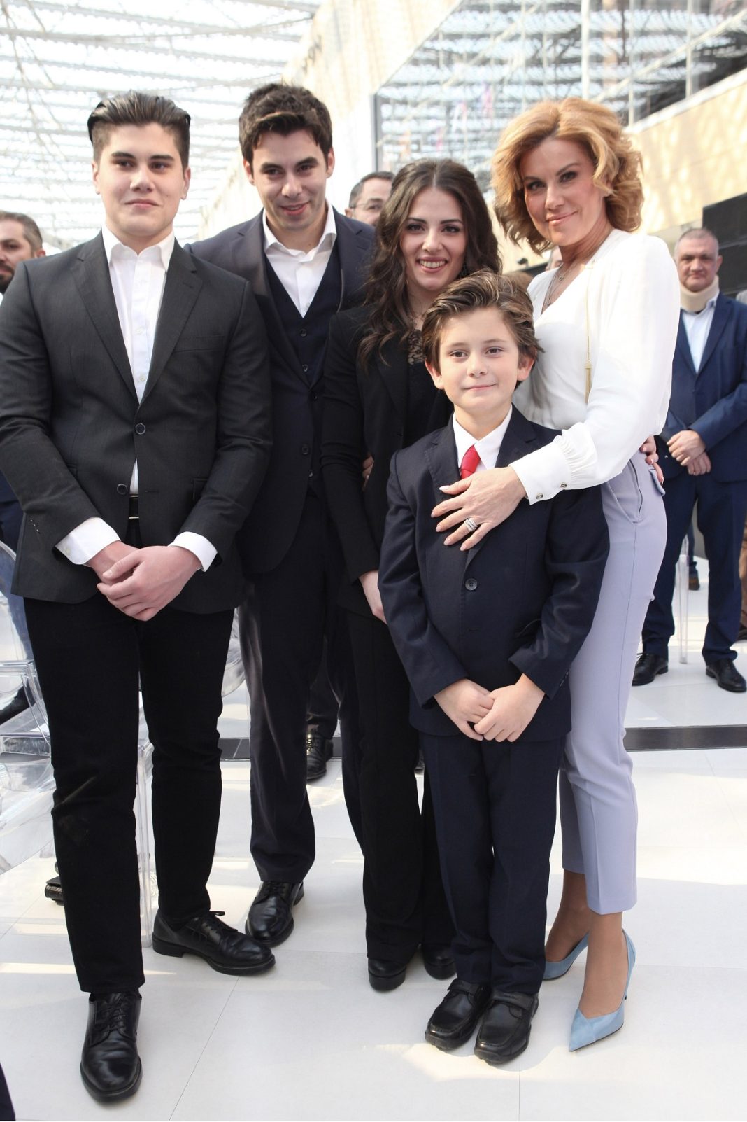 Η Ευγενία Μανωλίδου ποζάρει με τα τέσσερα παιδιά της