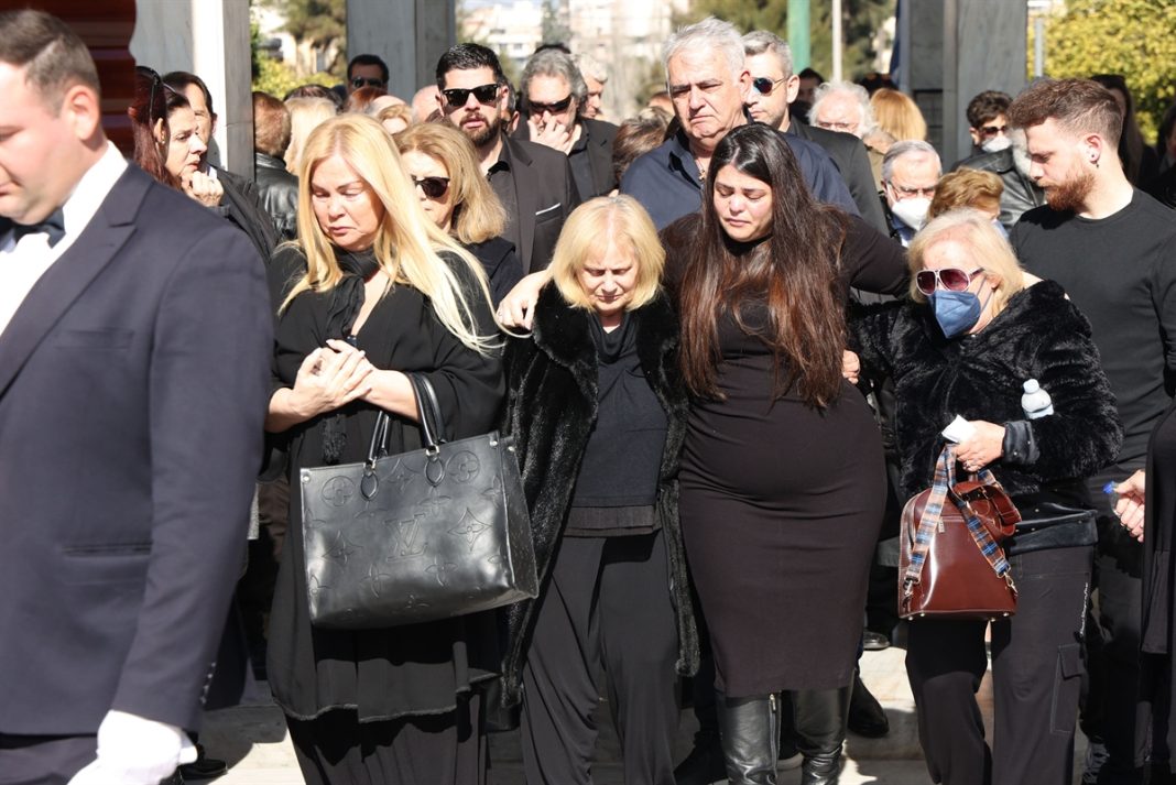 Το τελευταίο αντίο στο Νίκο Γιάννακα – Συντετριμμένη η σύζυγός του, Έφη ...
