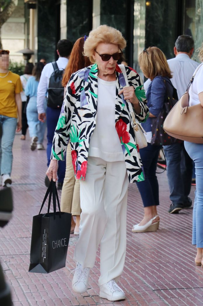 Μάρω Κοντού: Για ψώνια με σικάτη εμφάνιση η 89χρονη ηθοποιός