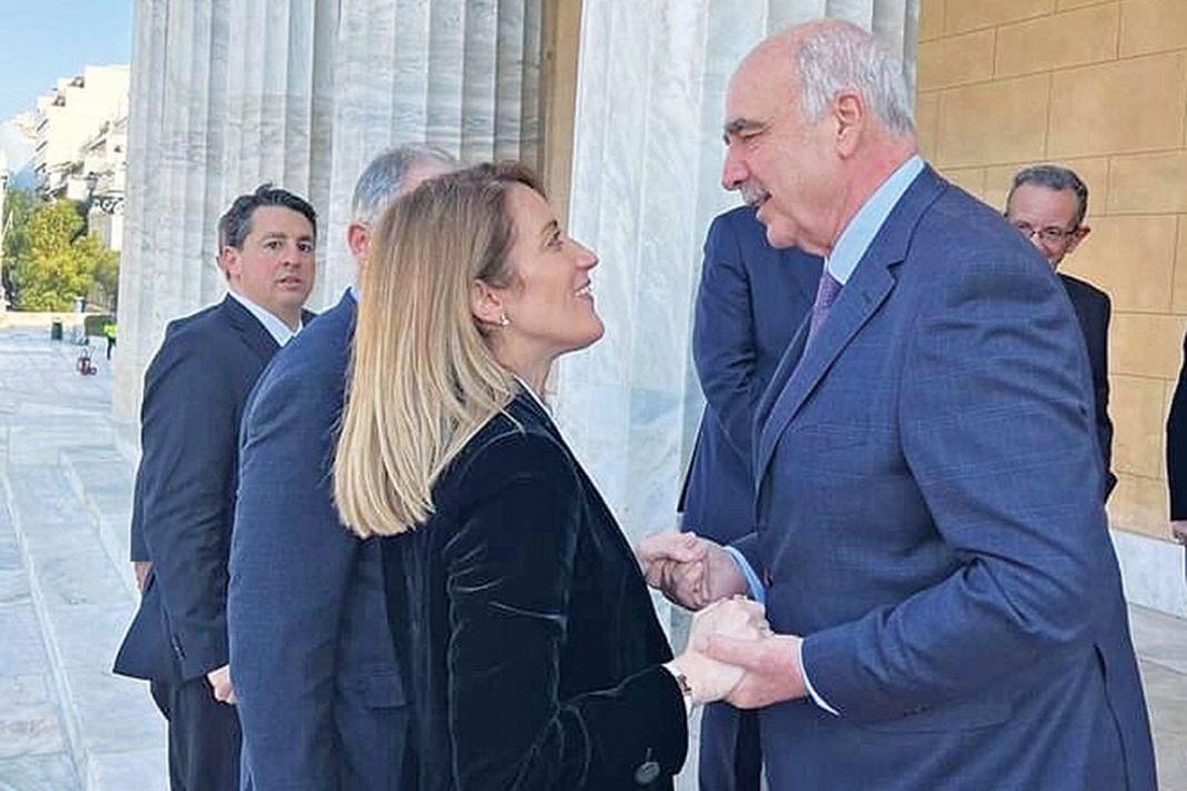 Ρομπέρτα Μέτσολα: Στη Βουλή η πρόεδρος του Ευρωπαϊκού Κοινοβουλίου με ...