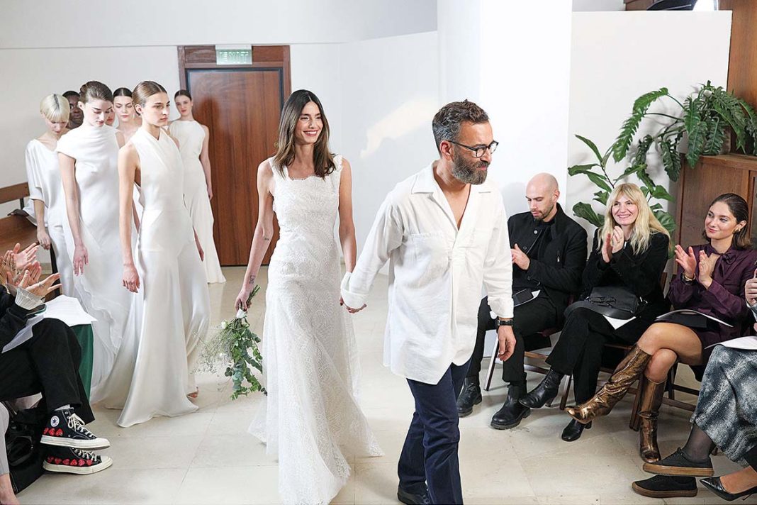 Ο Αγγελος Μπράτης θα... ντύσει νυφούλα την Ηλιάνα Παπαγεωργίου