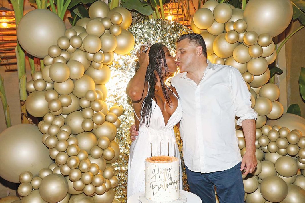 Η Ελέτσι φόρεσε το στέμμα της, αγκάλιασε τον αγαπημένο της και έσβησε ...