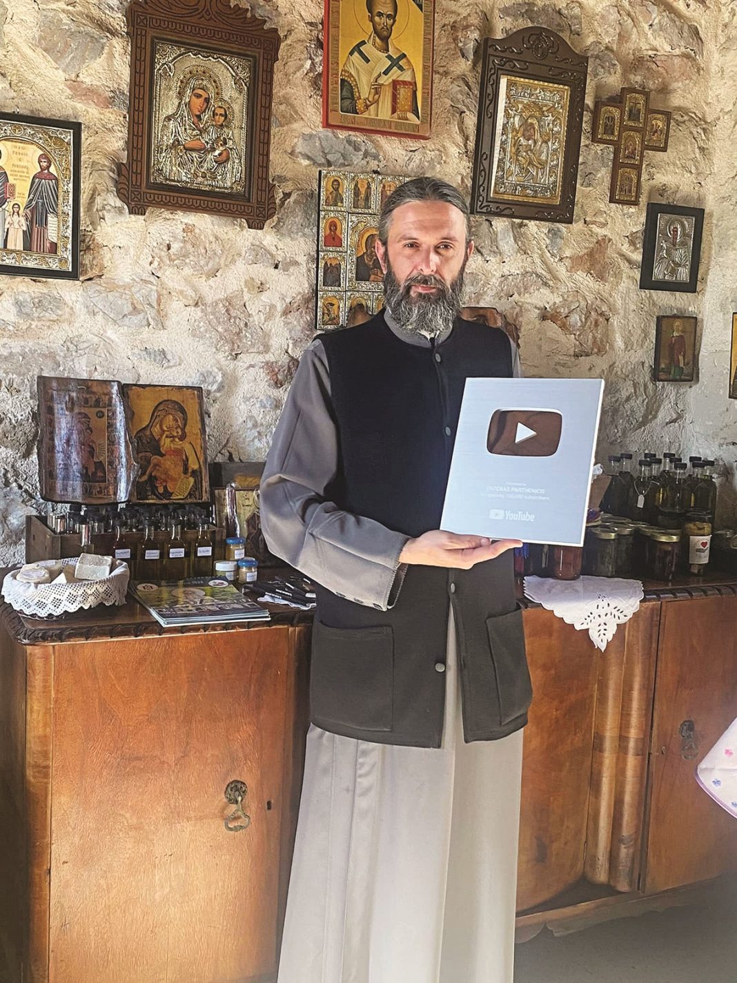 Ο «πατέρας Παρθένιος» με χειροπέδες - Ποιος είναι ο 40χρονος Βασίλης ...